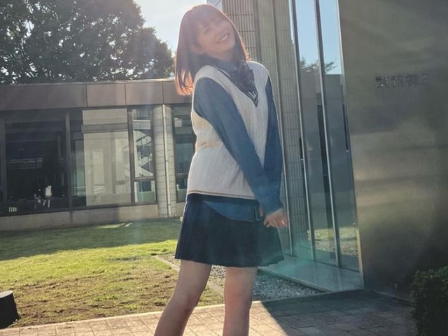 久間田琳加、超ミニスカ制服姿で美脚披露！ 「まさに天使」「信じられないくらいに可愛い」とファン絶賛 Antenna[アンテナ]