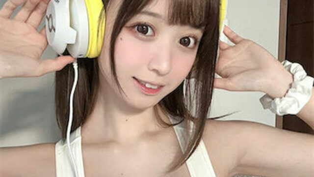 イヤフォンの先は……？ yami、美谷間から目が離せない"あざとセクシー"ショットが話題 | antenna[アンテナ]