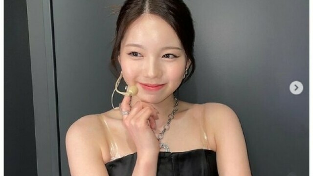 NiziU アヤカ、“肩出しショット”に反響！ 「超絶美女」「美ューティフル」の声 | antenna[アンテナ]