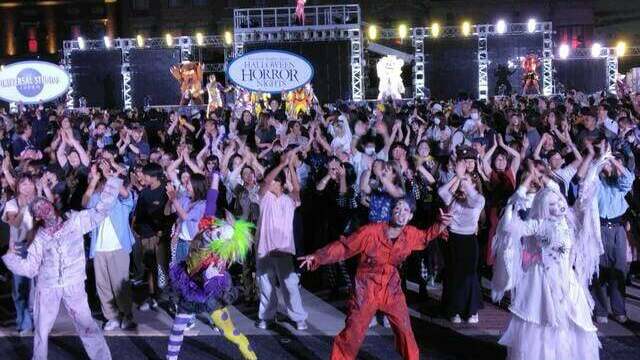 【USJハロウィーン・ホラー・ナイト2023】3Dメガネを着用して体験するホラー・メイズやハミクマが登場する『ゾンビ・デ・ダンス』が楽しめる！ | antenna[アンテナ]