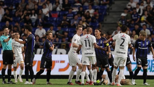 浦和FWカンテの頭突き退場に特例的VAR運用…JFA審判委が明かした“中断10分半”の舞台裏 | antenna[アンテナ]