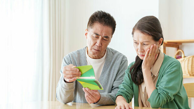 現役時代の浪費生活が老後貧乏に陥った原因?!退職金も返済に使い果たし後悔ばかりの日々 | antenna[アンテナ]