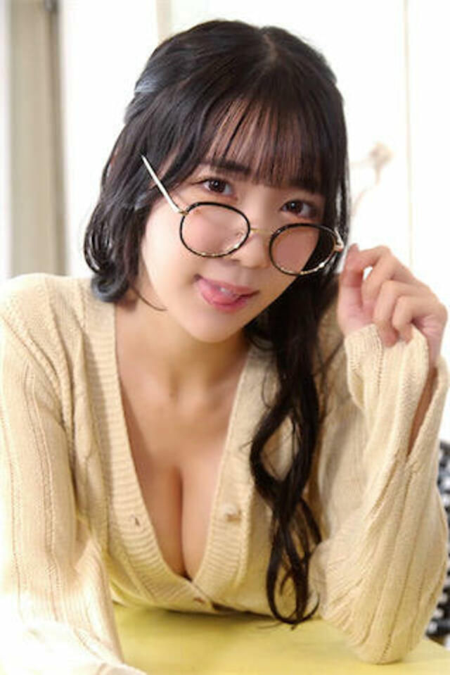 「どこが分からない……？」#2i2 天羽希純、谷間に視線集中してしまうショットでファンを魅了 | antenna[アンテナ]