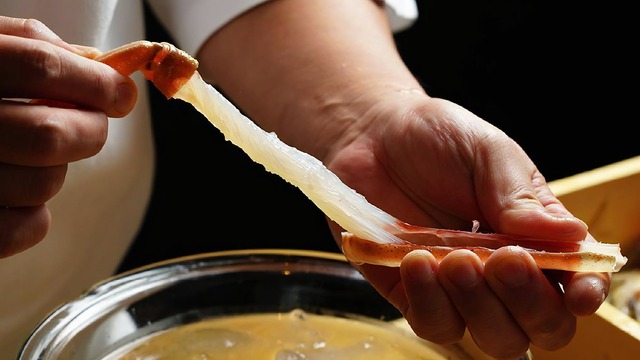 冬の味覚の王様・カニをカウンター席で味わえる日本料理店 東京編 | antenna[アンテナ]
