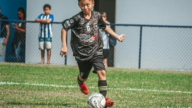 「うーん、あまりにもひどい」9歳長男が突然ブラジル名門クラブから退団通告…それでも父が「うまく社会に入り込めている」と語るワケ ...