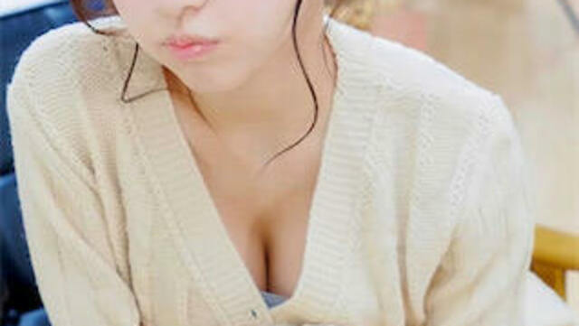 「ねぇわたしのこと好き？」#2i2 十味、谷間がちらりとのぞくあざとショット公開 | antenna[アンテナ]