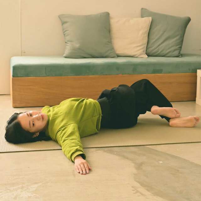 DAY10：体を緩めて安眠に導く。仰臥位腹部ひねりのポーズ｜毎日1分美容習慣 | antenna[アンテナ]
