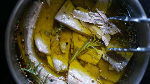 「調理室池田」の簡単でリッチな味わい『自家製ツナ』のレシピ・作り方 | antenna[アンテナ]