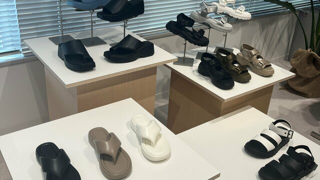 GU・40代以上も使いやすい新作サンダル。軽量＆脚長見えする「2990円スポサン」がすごい | antenna[アンテナ]