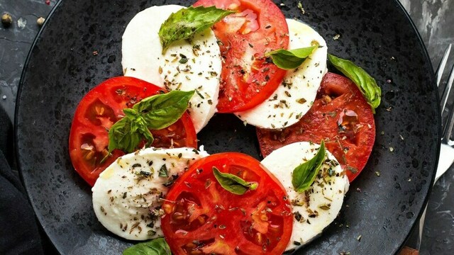 科学的にも相性抜群！モッツァレラチーズとトマトのカプレーゼがおいしいワケ | antenna[アンテナ]