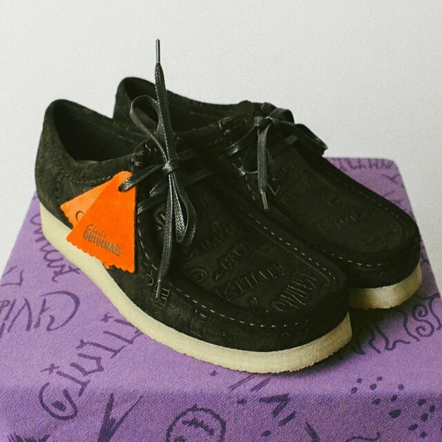 【差がつく大人のクラークス】ベルリン発スケートショップとコラボした「ワラビー」と「トレックミュール」 | antenna[アンテナ]