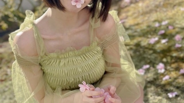 もう「ダメ！絶対！」としか...えなこの《春めくスケすぎショット》の色気にファン、「うひょぉぉ！堪んねぇ！」「咥えられてる花びらになりたい ...