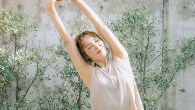 【肩こり対策】座ったままでできる！体側の伸びを深めて和らげる簡単ストレッチ | antenna[アンテナ]