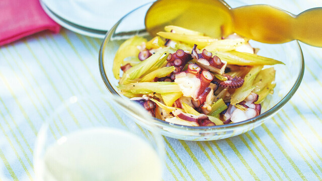 ラジオパーソナリティ・クリス智子さんが教えてくれた、タコとセロリのガーリック炒めのレシピ。 | & Premium (アンド プレミアム ...