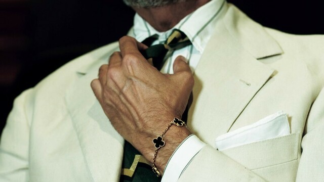 ネクタイをほどく腕元の「花束ブレスレット」にキュン！ | antenna[アンテナ]