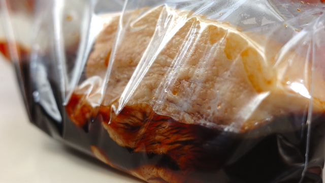 万能！「ニンニクしょうゆ漬け」の作り方・活用レシピ8選〜ニンニクが効いたスタミナレシピも | antenna[アンテナ]