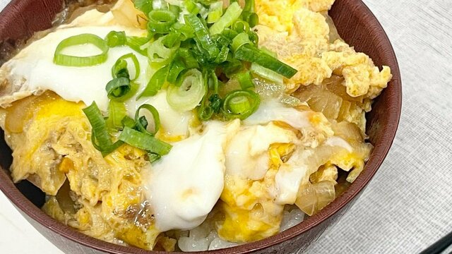 疲れた日でも手抜き感なく作れる「とろふわ卵丼」【時短・節約レシピ】 | antenna[アンテナ]