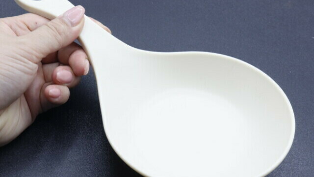セリアで売ってるとは…！動画でよく見るヤツ！お皿とレンゲのいいとこどりの食器が便利 | antenna[アンテナ]