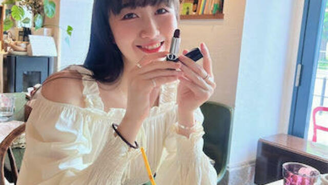 Cocomi、白色の肩出しトップス姿でカフェタイムを満喫 | antenna[アンテナ]