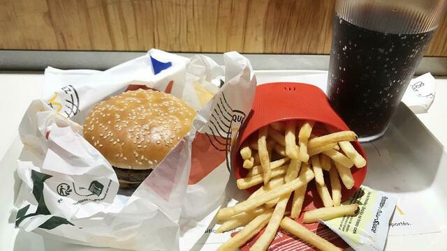 マクドナルド、パリ五輪「1208円バーガー」の味わいは？世界中から辛口な評価でも“五輪ムード”を現地ルポ | antenna[アンテナ]