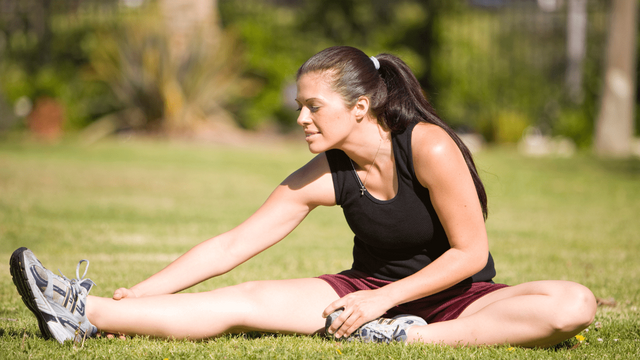 〈股関節と仙腸関節がカギ〉体が硬い人でも開脚ができるようになる！簡単ストレッチ | antenna[アンテナ]