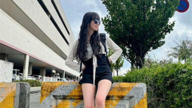 ビーサンでも美しい…Cocomi、すらり生脚伸びる黒のショートパンツコーデ披露 | antenna[アンテナ]