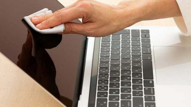 パソコンの画面が汚い……何で拭けばよい？ 傷がつきやすい要注意アイテムは【パソコンのプロが解説】 | antenna[アンテナ]