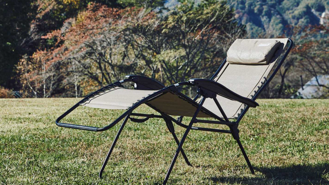 ストレスレスで上質な座り心地。約3秒で設営できるコールマンの「インフィニティチェア」はキャンプで大活躍 | antenna[アンテナ]