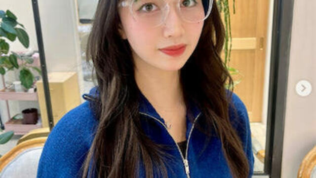 「ちょっといつもと雰囲気違いますね」Cocomi、ふんわり巻き髪×メガネ姿を披露 | antenna[アンテナ]