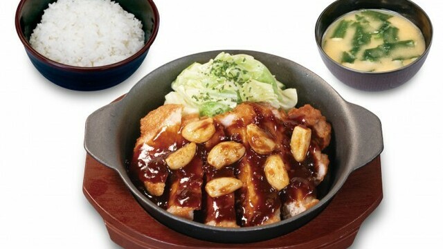 松のや「にんにく醤油のフライドステーキ」発売！ 厚切りロース200g使用のボリュームメニュー | antenna[アンテナ]