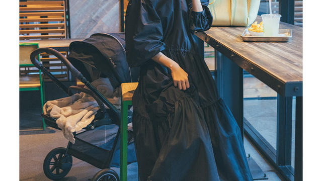 【華やか＆楽ちんワンピース】は帰省先にも！スニーカー合わせでもオシャレを満喫 | antenna[アンテナ]