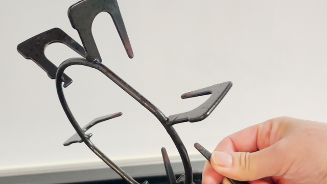 「コンロの五徳」のしつこい焦げつきや油汚れを“スルッと落とす”掃除術「袋に入れて放置でOK！」 | antenna[アンテナ]