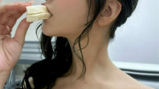 #2i2 天羽希純、サンドイッチを頬張る”もぐもぐ”ショットが「セクシー過ぎる」と話題 | antenna[アンテナ]