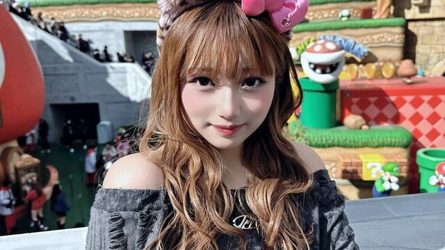 辻希美の長女・希空、USJで肩見せコーデ披露！ 「一目惚れした」カチューシャ装着の全身ショットも | antenna[アンテナ]