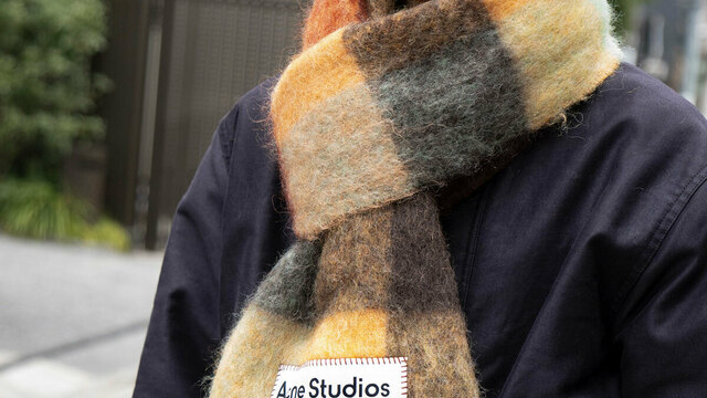 人気ブランドは「アクネ ストゥディオズ」！冬コーデが一気にお洒落に見えるボリュームマフラー | antenna[アンテナ]