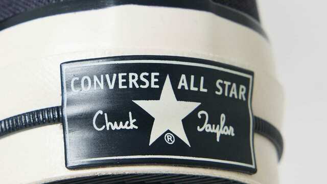 「ブルックス ブラザーズ」と「コンバース」の最強コラボスニーカーは大人ネイビーのチャックテイラー！ 王道だけど差がつく2型をピックアップ ...