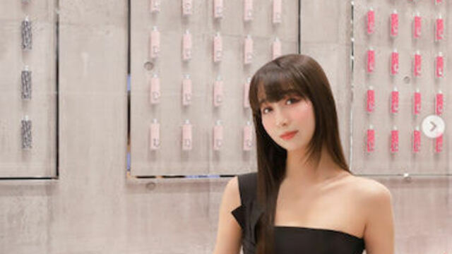 Cocomi、デコルテラインあらわな黒ドレス姿で美スタイルを披露 | antenna[アンテナ]