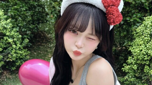 「誰と行ったのー？」人気インフルエンサー、大胆肌見せコーデでUSJ満喫！ 「ビジュが爆発」「肌白過ぎ」 | antenna[アンテナ]