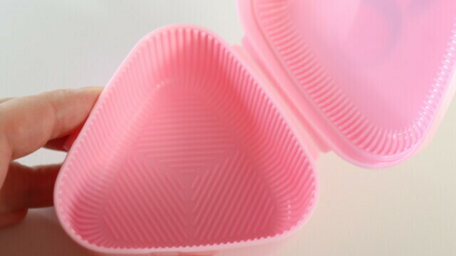 ダイソーの発明品に新バージョン出た！振るだけでお店レベル♡可愛いだけじゃない便利グッズ | antenna[アンテナ]